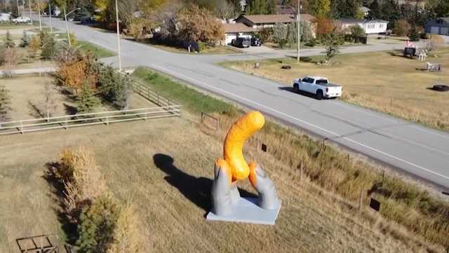 Have You Seen This Cheetos Statue? It Has Golden “Cheetle” Fingertips ...