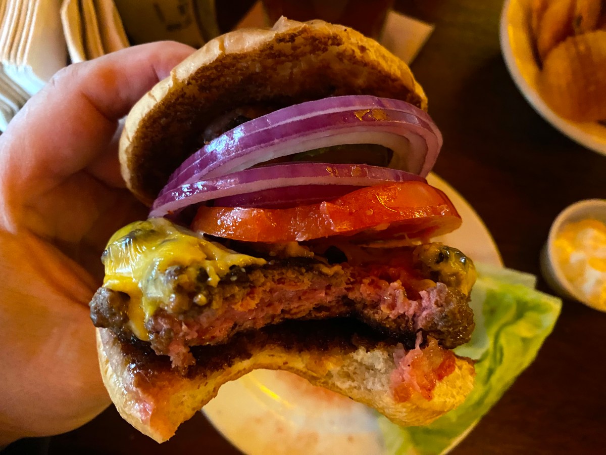 Tackling A Massive “J.G. Melon” Bacon Cheeseburger! Is It New York’s ...